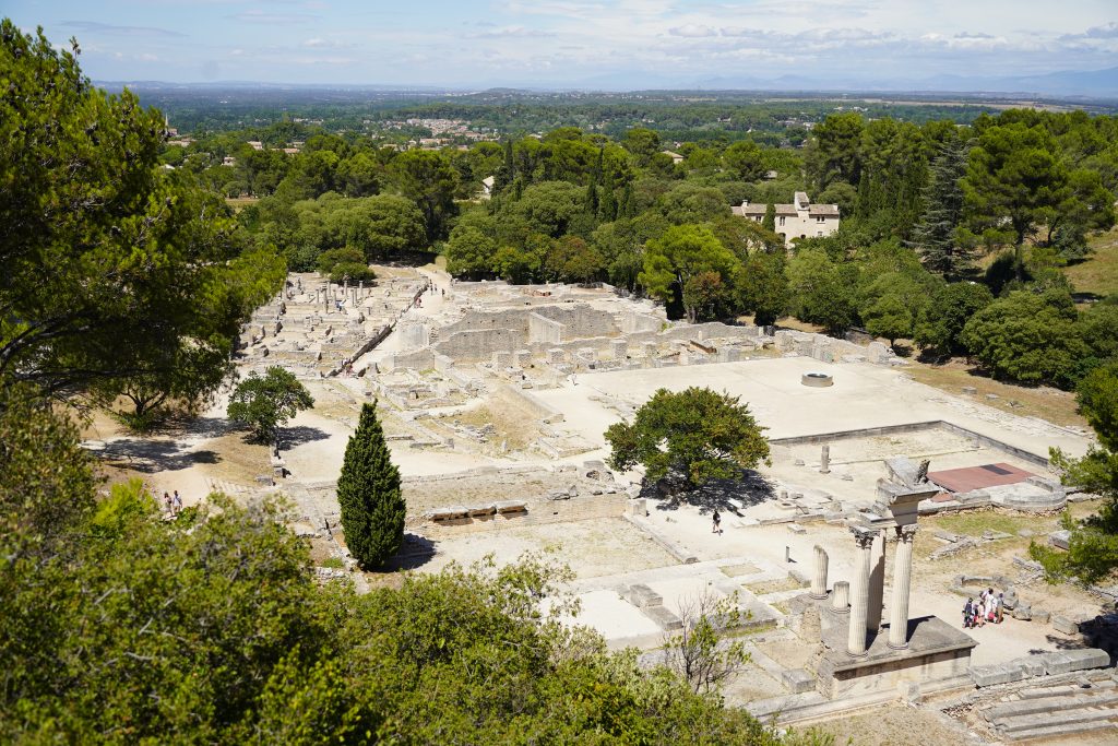 Visiting the ancient Glanum and Saint-Rémy-en-Provence – Time Travel Rome